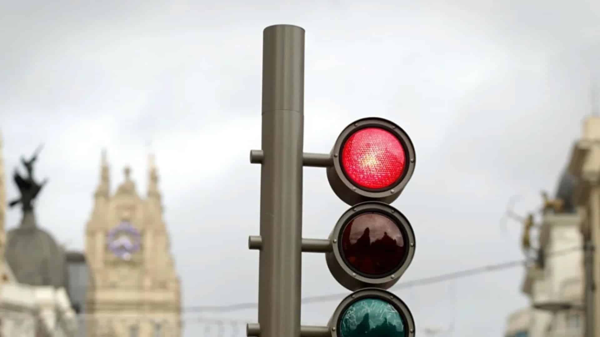 ¡Adiós atascos! Descubre cómo los semáforos con IA revolucionarán el ...
